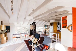 TV de ecrã plano, lareira, Netflix, leitor de DVD 