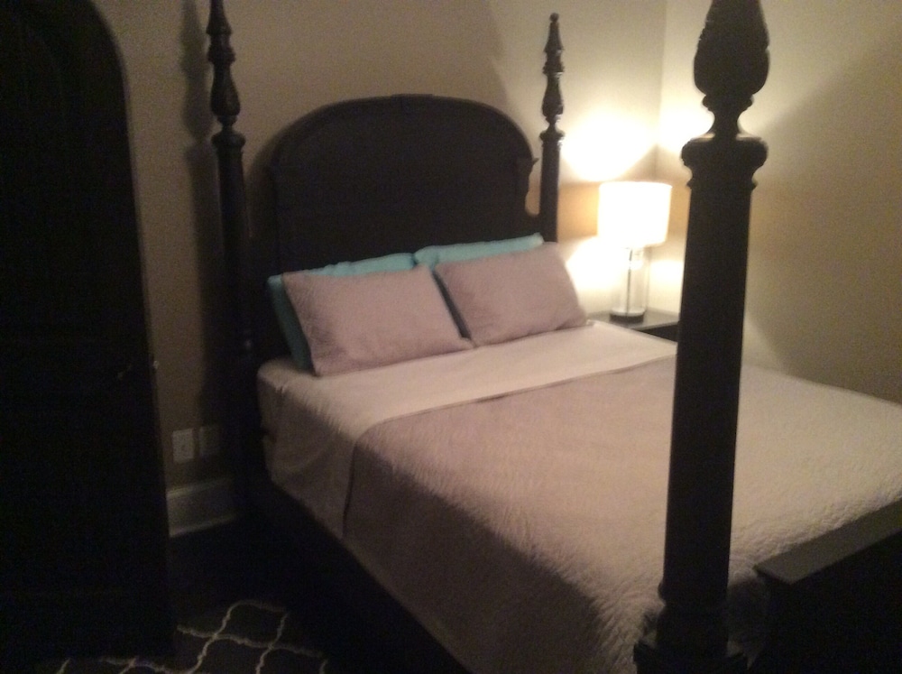 Beautiful Custom Renovated Downtown Bungalow! - Charlotte, NC