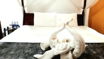 Roupas de cama premium, cofres nos quartos, individualmente decorados