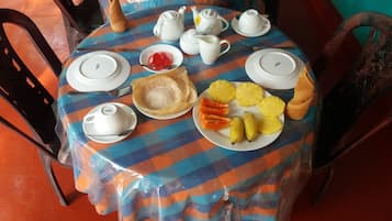 Café da manhã completo todos os dias (USD 3 por pessoa)