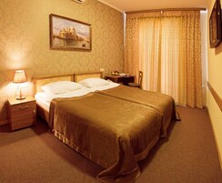 Quarto Duplo ou Twin Superior | Roupa de alta qualidade, cofre no quarto, secretária 