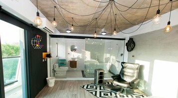 Quarto casal, banheira | Escrivaninha, cortinas blackout, quartos à prova de som