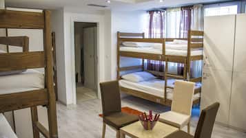 Shared Dormitory, Multiple Beds, Mountain View 12, Poolside | 1 quarto, quartos à prova de som, Wi-Fi de cortesia