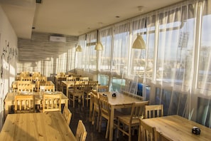 Pequeno-almoço tipo buffet diário (40 EUR por pessoa)