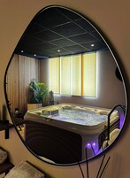 Sauna seca, banheira de hidromassagem, massagens