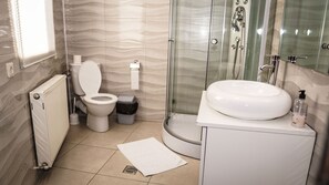 Quarto Duplo Deluxe, casa de banho privativa | Casa de banho | Um polibã, um chuveiro de hidromassagem 