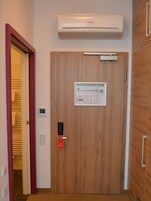 Roupas de cama premium, cofres nos quartos, escrivaninha