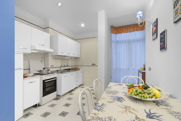 Apartamento, 2 quartos | Cozinha privada | Um frigorífico, um micro-ondas, uma placa de cozinha