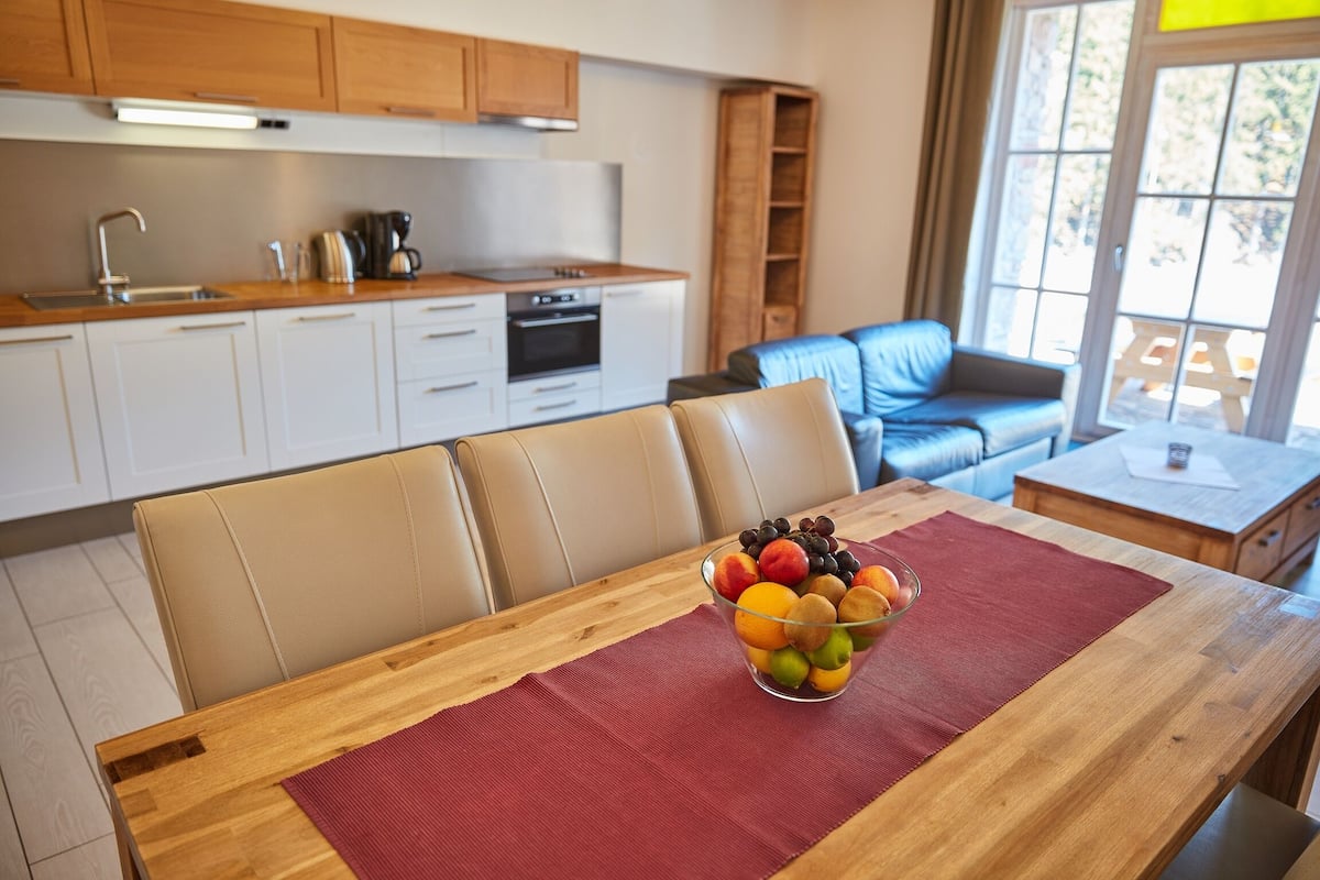 Apartamento, 2 quartos (2) | Sala de estar | Televisor 