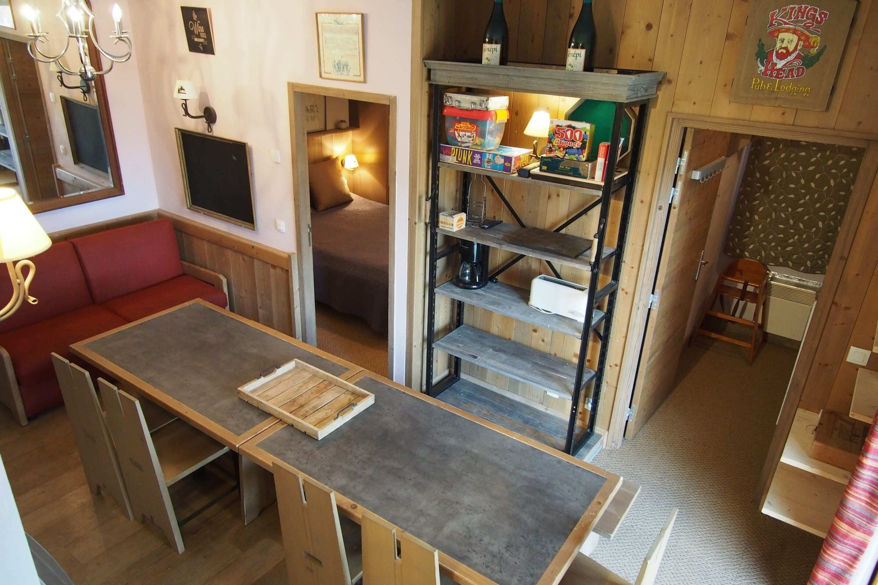 Apartamento família, 2 quartos, 2 banheiros, ao lado da pista de esqui | Sala de estar | TV de tela plana 32 polegadas com canais a cabo, TV, dock para iPod