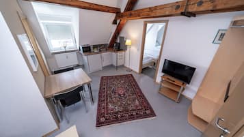 Apartamento Básico, 1 quarto, não fumadores, kitchenette | Sala de estar | Televisor de ecrã plano de 32 polegadas com canais por cabo, televisor