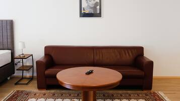 Apartamento Clássico, 1 quarto, não fumadores, kitchenette | Sala de estar | Televisor de ecrã plano de 32 polegadas com canais por cabo, televisor