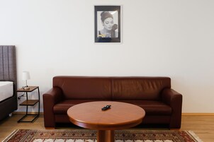 Apartamento clássico, 1 quarto, para não fumantes, cozinha americana | Área de estar | TV de tela plana 32 polegadas com canais a cabo, TV