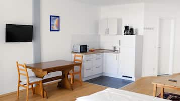 Apartamento Clássico, 1 quarto, não fumadores, kitchenette | Cozinha privada | Um frigorífico, uma chaleira elétrica