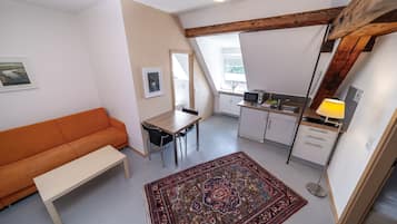 Apartamento Básico, 1 quarto, não fumadores, kitchenette | Casa de banho | Um polibã, um secador de cabelo, toalhas fornecidas