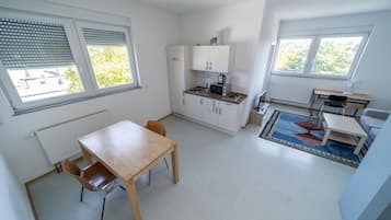 Apartamento Deluxe, 1 quarto, não fumadores, kitchenette | 1 quarto, secretária adequada para computadores portáteis