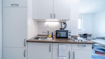 Apartamento Deluxe, 1 quarto, não fumadores, kitchenette | Cozinha privada | Um frigorífico, uma chaleira elétrica