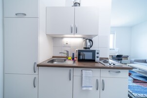 Apartamento luxo, 1 quarto, para não fumantes, cozinha americana | Cozinha privada | Geladeira, chaleira elétrica