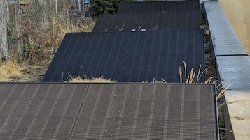 Um edifício com várias janelas e uma antena parabólica.