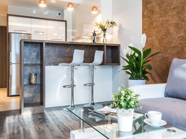 Apartamento Deluxe, 1 quarto, varanda | Sala de estar | Televisor de ecrã plano de 55 polegadas com canais digitais, televisor 