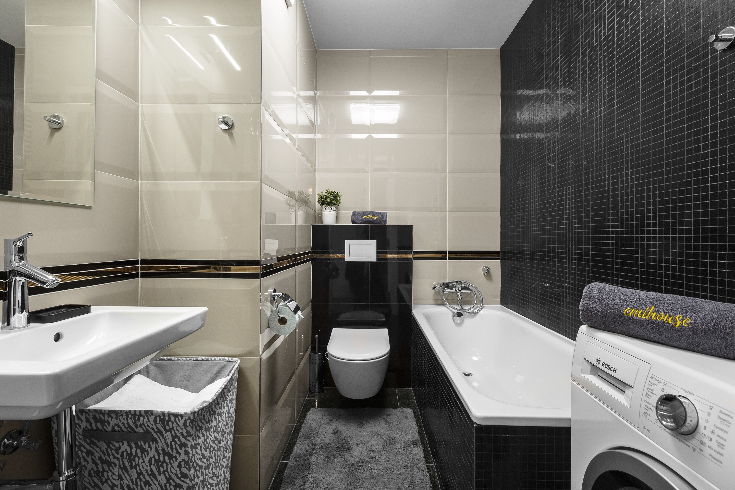 Uma casa de banho moderna com lavatório, sanita e banheira.