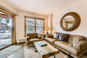 Apartamento em Condomínio Fechado, 2 quartos | Sala de estar | Televisor, lareira 