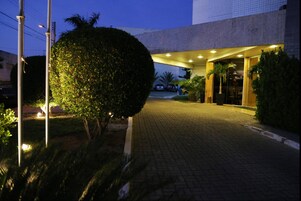 Fachada do alojamento (tarde/noite)