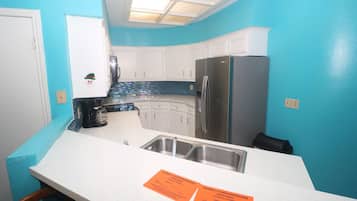 Apartamento Premium em Condomínio Fechado, várias camas, cozinha, vista para a piscina | Cozinha privada | Um frigorífico/congelador grande, um micro-ondas, um forno