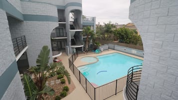 Apartamento Premium em Condomínio Fechado, várias camas, cozinha, vista para a piscina | Varanda