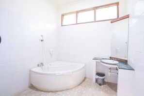 Villa, 2 quartos | Casa de banho | Artigos de higiene pessoal grátis, toalhas fornecidas 