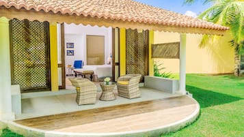 1 quarto, frigobar, cofres nos quartos, escrivaninha