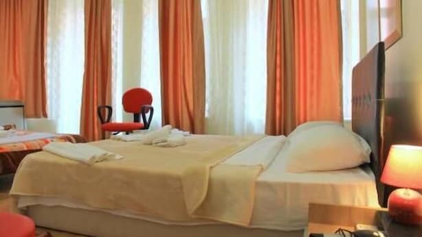 Quarto casal standard | Escrivaninha, ferros/tábuas de passar roupa, berços grátis