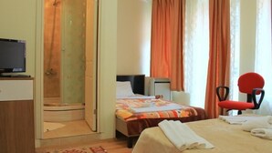 Quarto triplo standard | Escrivaninha, ferros/tábuas de passar roupa, berços grátis