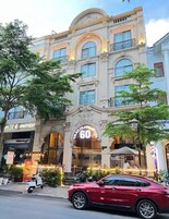 Um edifício com uma placa indicando