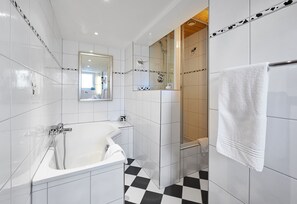 Quarto júnior (32) | Banheiro | Secador de cabelo, roupões de banho, toalhas de banho, sabonete