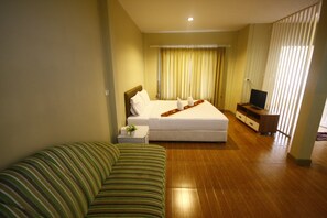 Escrivaninha, cortinas blackout, Wi-Fi de cortesia