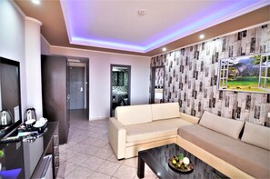 Apartamento Superior, vista para o mar (Family) | Sala | Smart TV 