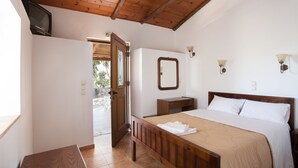 Um quarto com cama de madeira, mesa de cabeceira, espelho e televisão na parede.