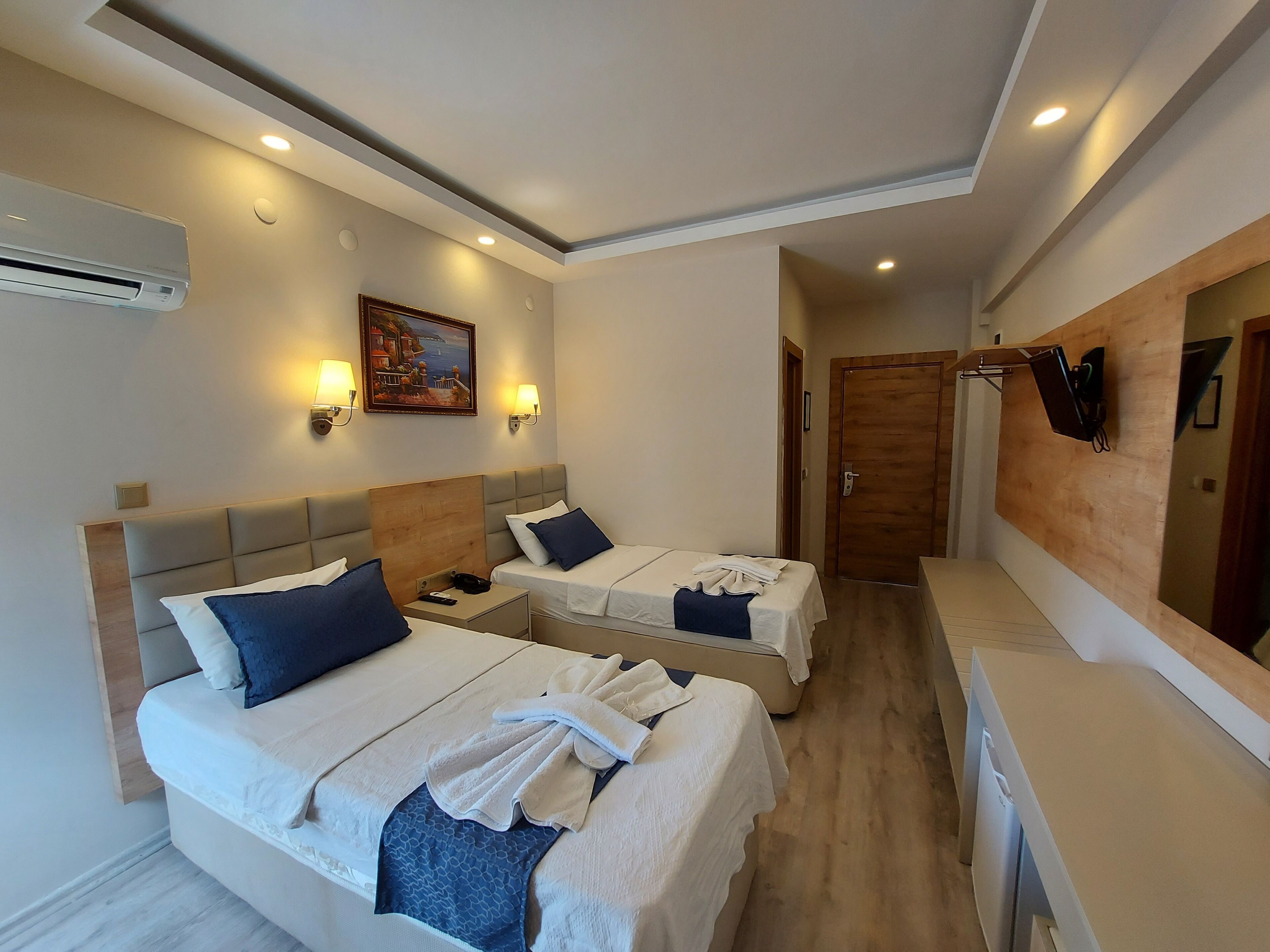 Minibar, cofre no quarto, secretária, quartos insonorizados 