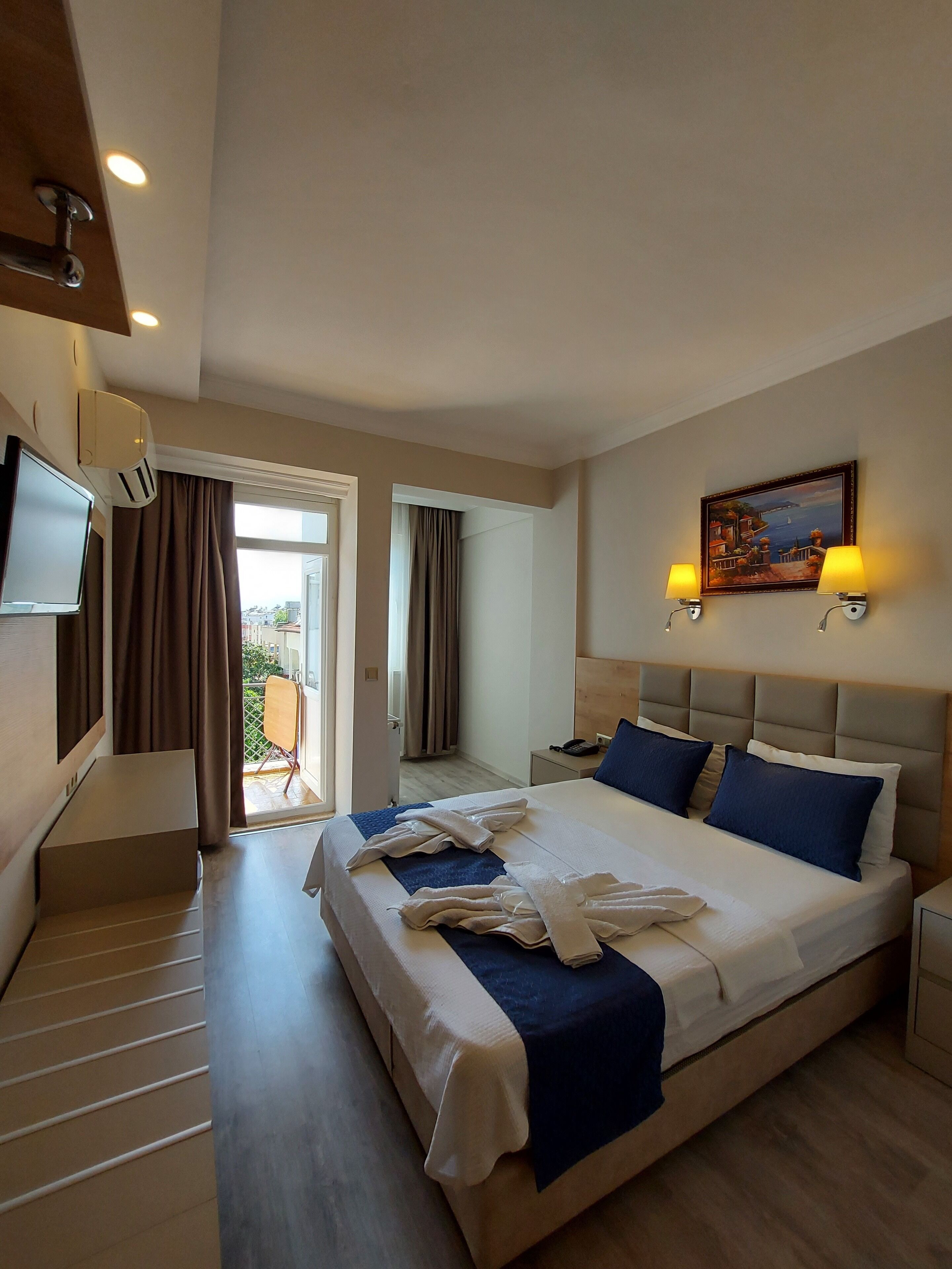 Minibar, cofre no quarto, secretária, quartos insonorizados 