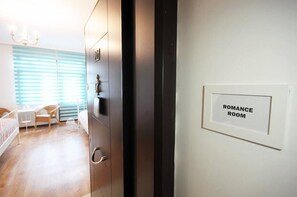 Quarto Deluxe, terraço | Sala de estar | Televisor LCD de 32 polegadas com canais via satélite, televisor 