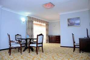 Suíte executiva, 1 cama King | Opções para refeição no quarto