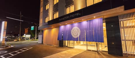 Fachada do alojamento (tarde/noite)