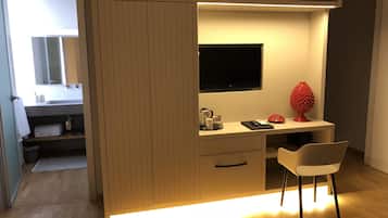 Quarto Duplo Superior | Roupa de alta qualidade, minibar, cofre no quarto, secretária
