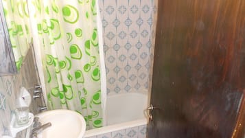 Apartamento, 3 quartos | Casa de banho | Um polibã, toalhas fornecidas
