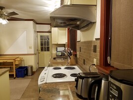 Um frigorífico, um micro-ondas, um forno, uma placa de cozinha 