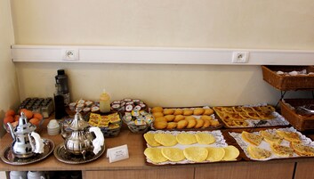 Uma mesa de buffet com diversos alimentos e acompanhamentos.