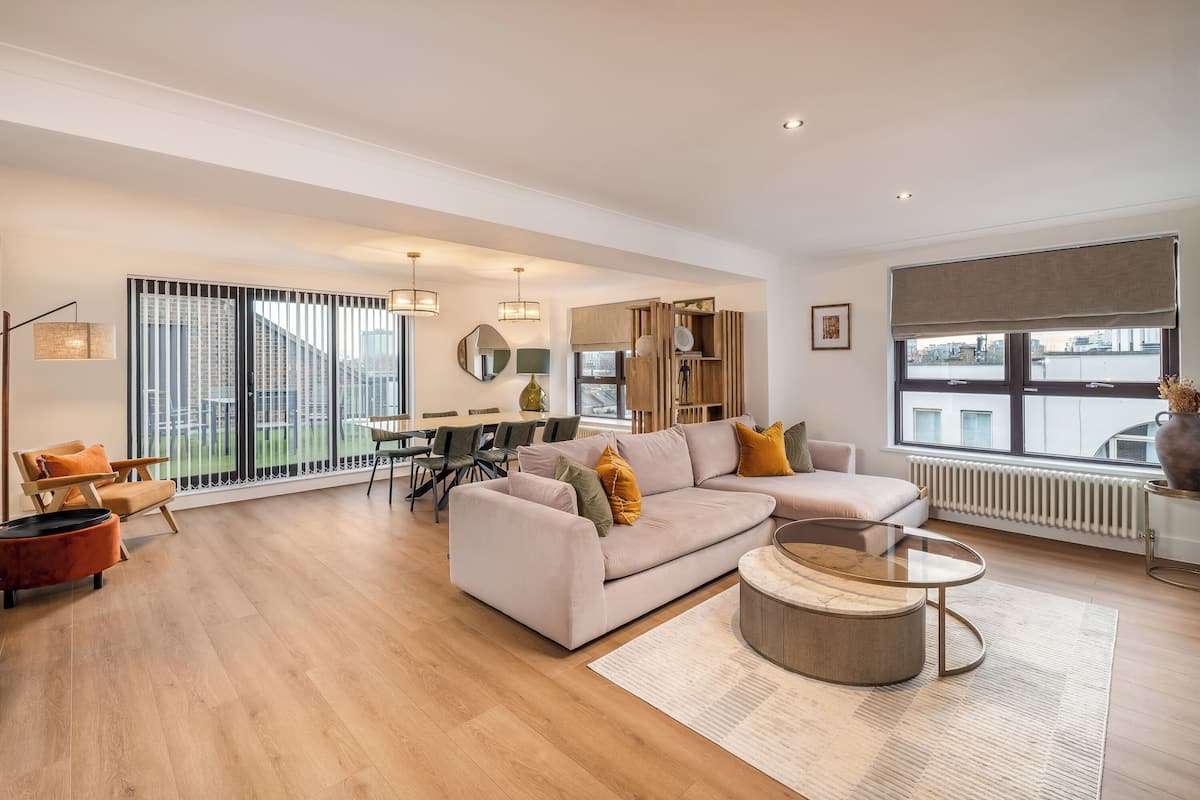 Apartamento Nobre, 3 quartos | Sala de estar | TV de ecrã plano, Netflix, filmes pagos, serviços de streaming