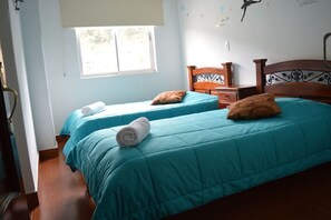 Quarto casal, 2 camas de solteiro | Ferros/tábuas de passar roupa, Wi-Fi de cortesia, roupa de cama