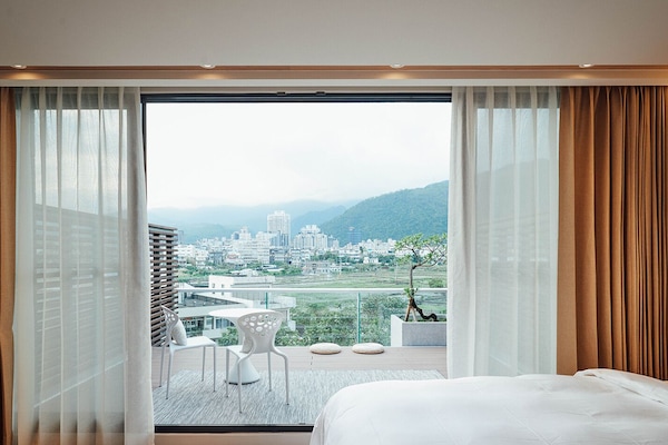 Quarto Duplo Panorâmico | Roupa de alta qualidade, edredões de penas, minibar grátis